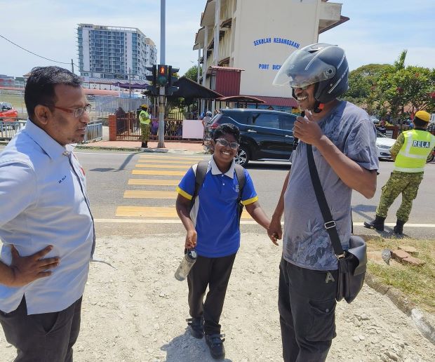 Kerja-kerja menurap laluan pejalan kaki SK Port Dickson sedang berjalan ...