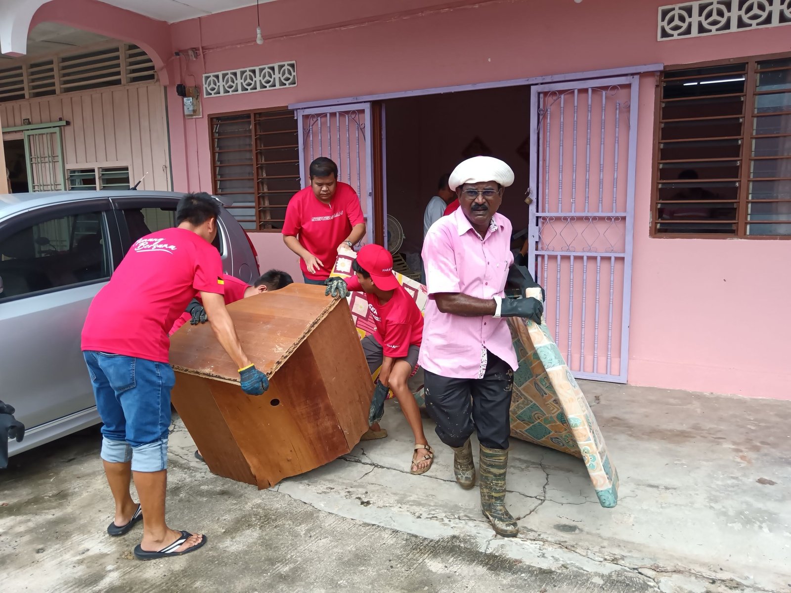 Berat Sama Dipikul, Ringan Sama Dijinjing – Negeri Kita Berat Sama Dipikul, Ringan Sama Dijinjing – Negeri Kita