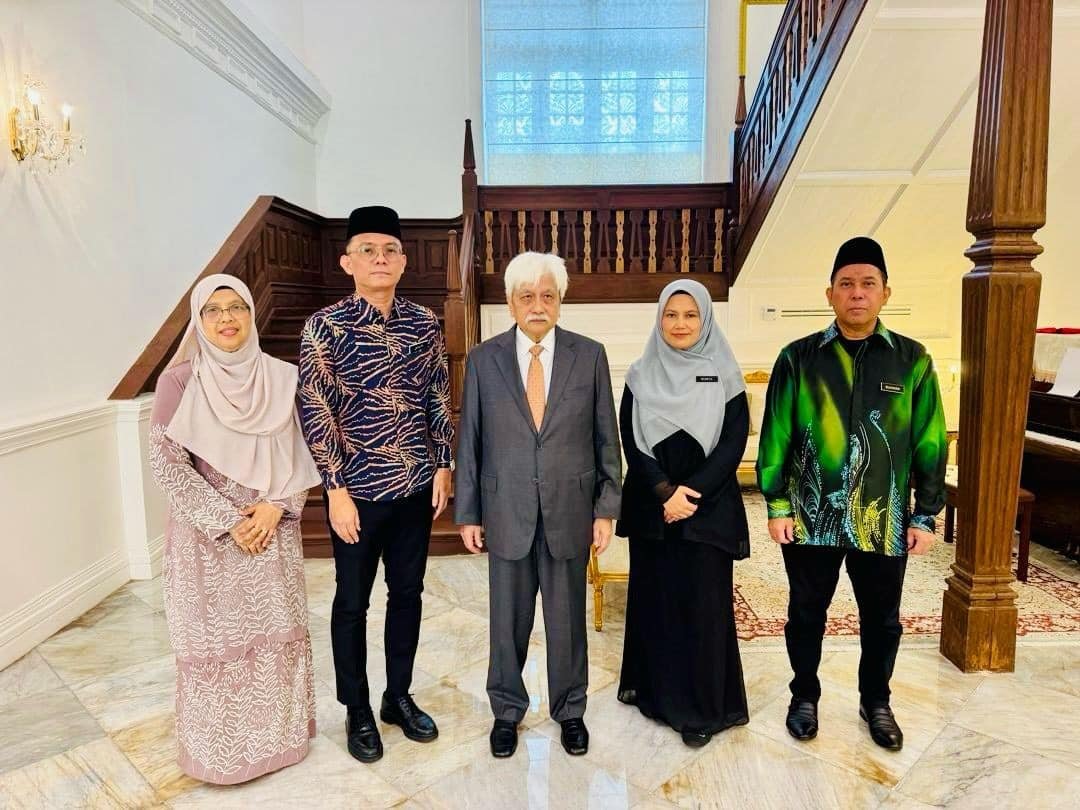 Tuanku Muhriz terima kunjungan menghadap Jabatan Warisan Negara ...