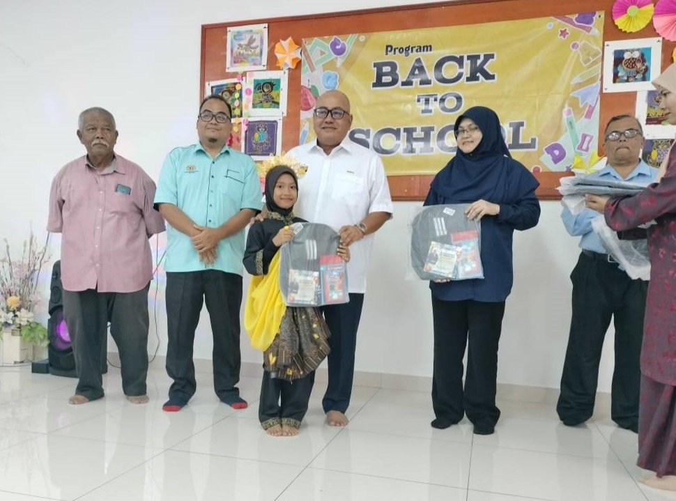 52 pelajar terima sumbangan dalam program back to school dari Faizal ...